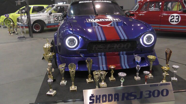 Galerie automobilů. Obrázky a tapety aut zdarma ke stažení