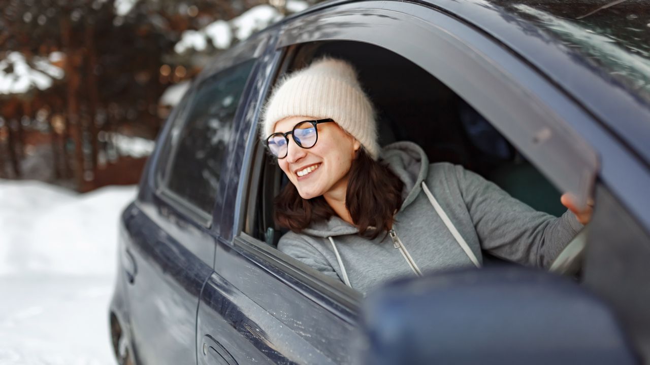Jak se bezpečně připoutat a ohřát auto před jízdou v zimě?